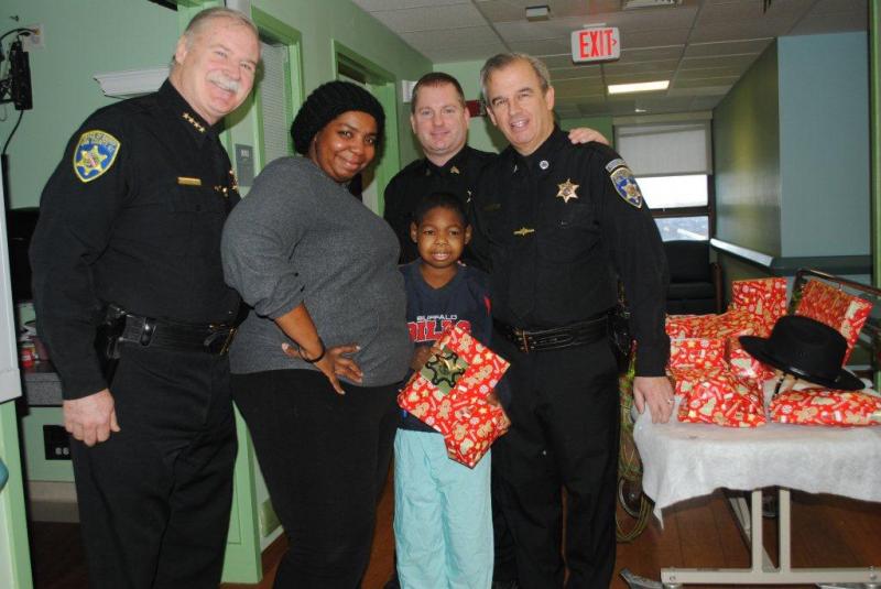 Sheriff Tim Howard and the ECSO PBA Bring Christmas to Women and ...